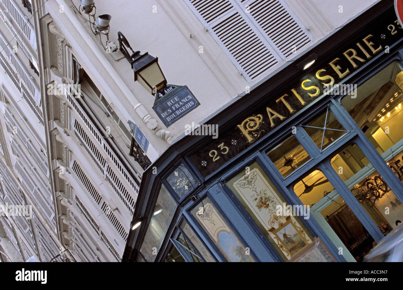 A French bakery in Paris Stock Photo - Alamy