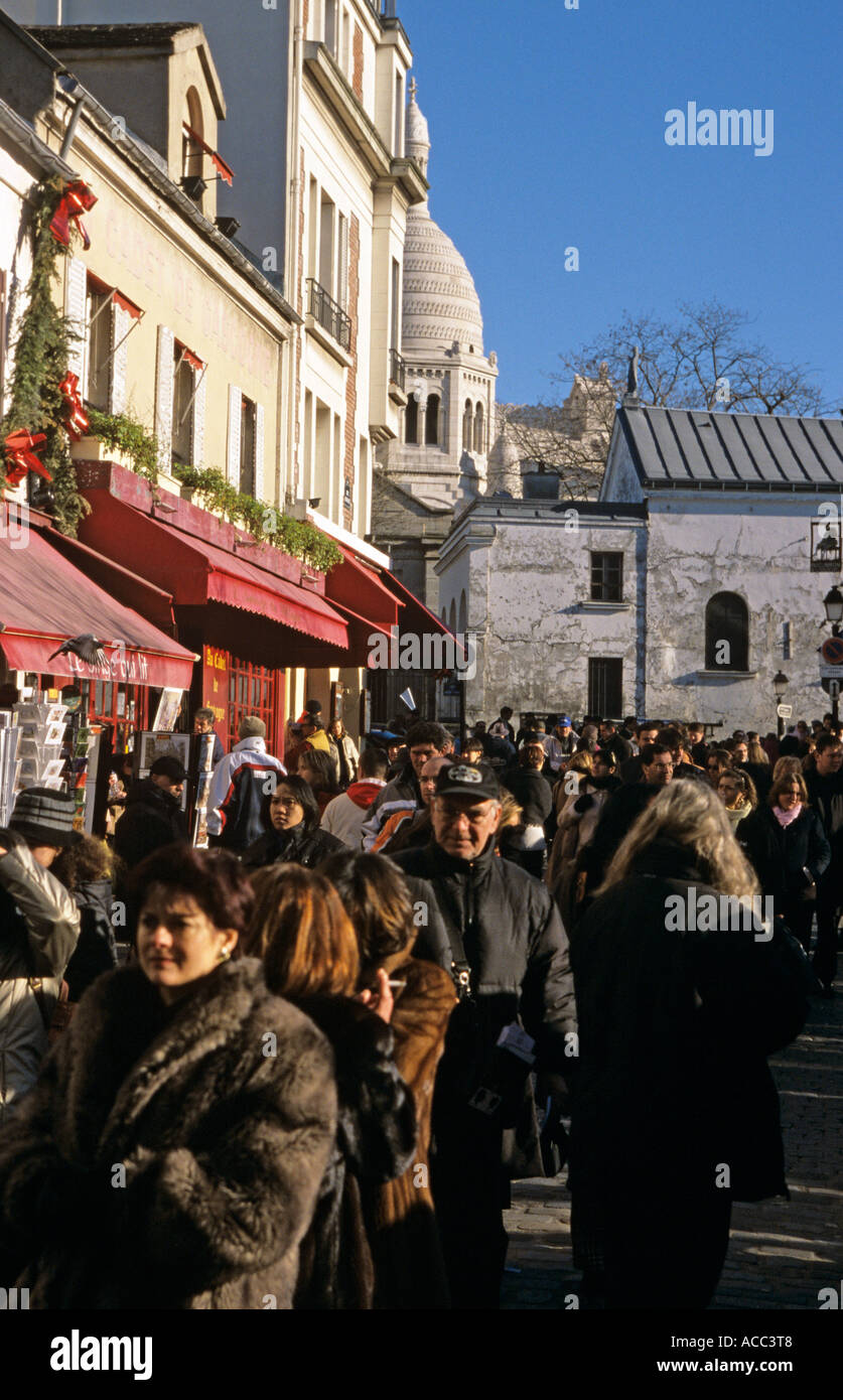 A bustling street scene in Paris Stock Photo - Alamy