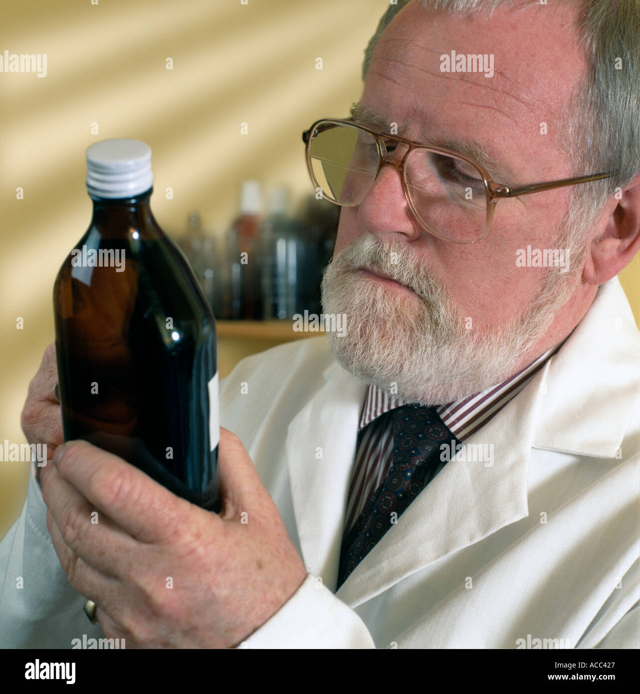 Surgery dispense hi-res stock photography and images - Alamy