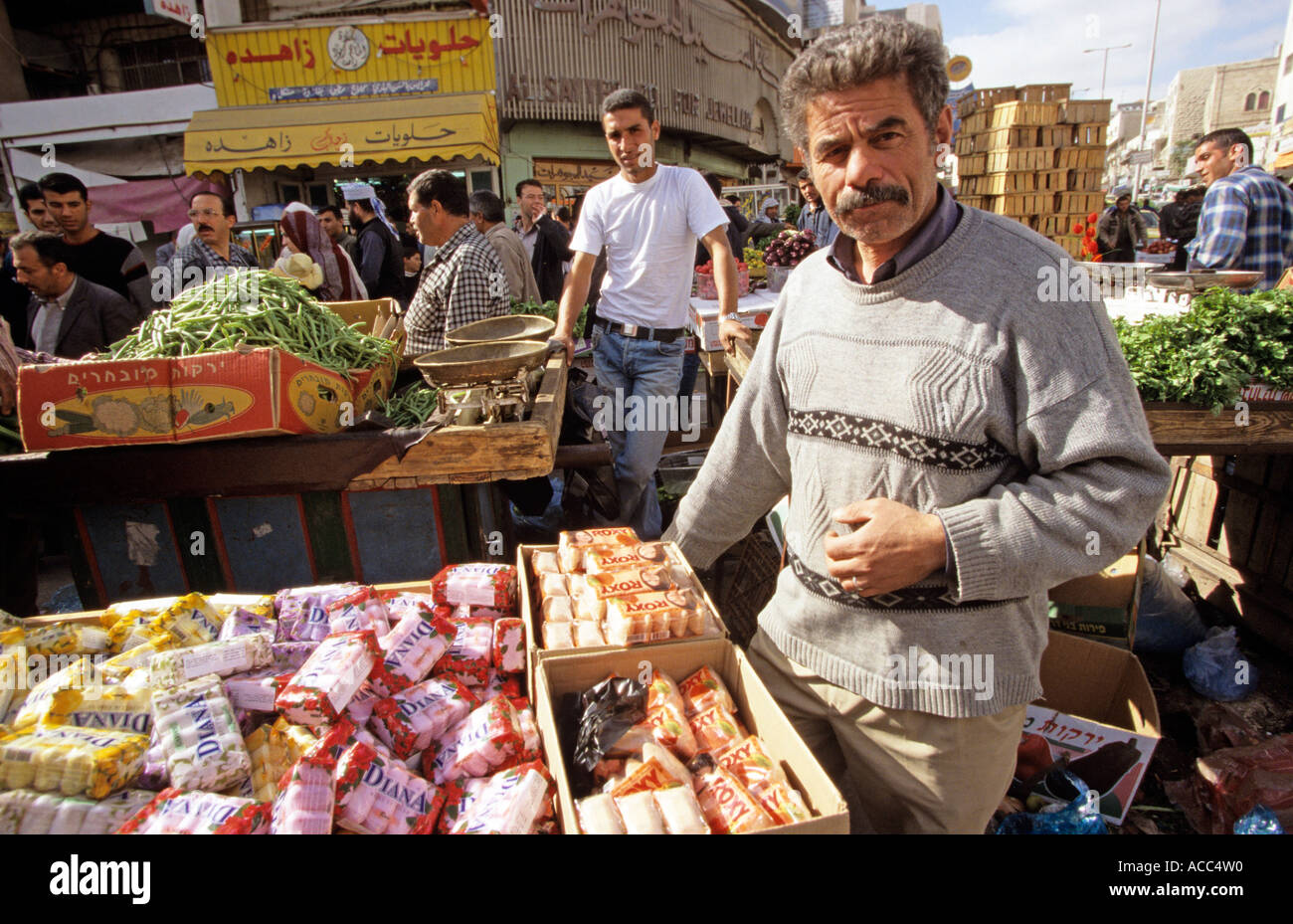 Palestinian shoppers hi-res stock photography and images - Alamy
