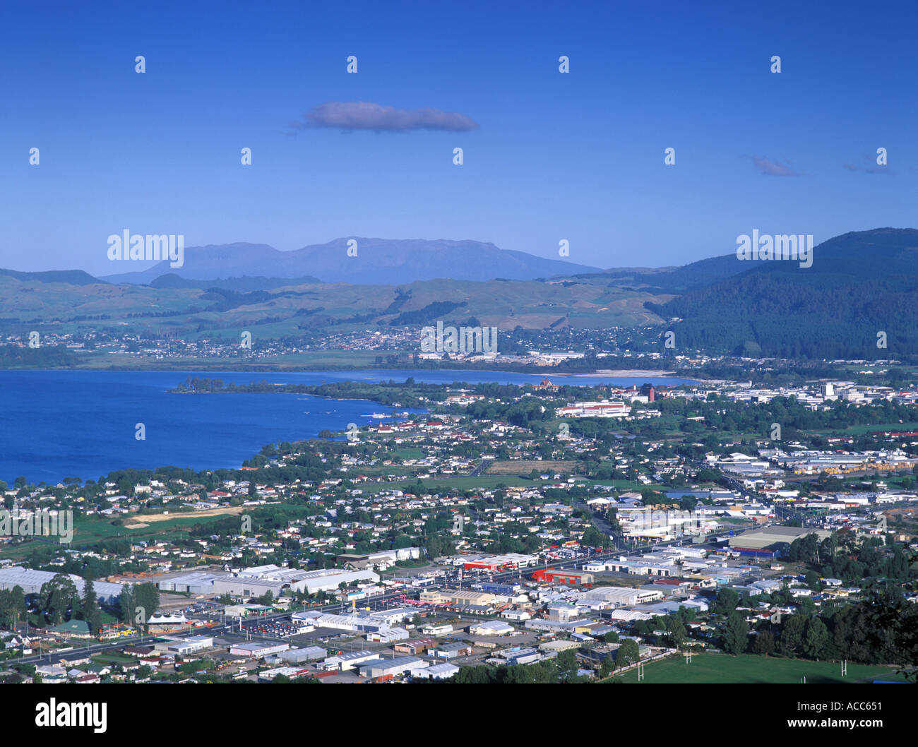 Rotorua lake and houses hi-res stock photography and images - Alamy