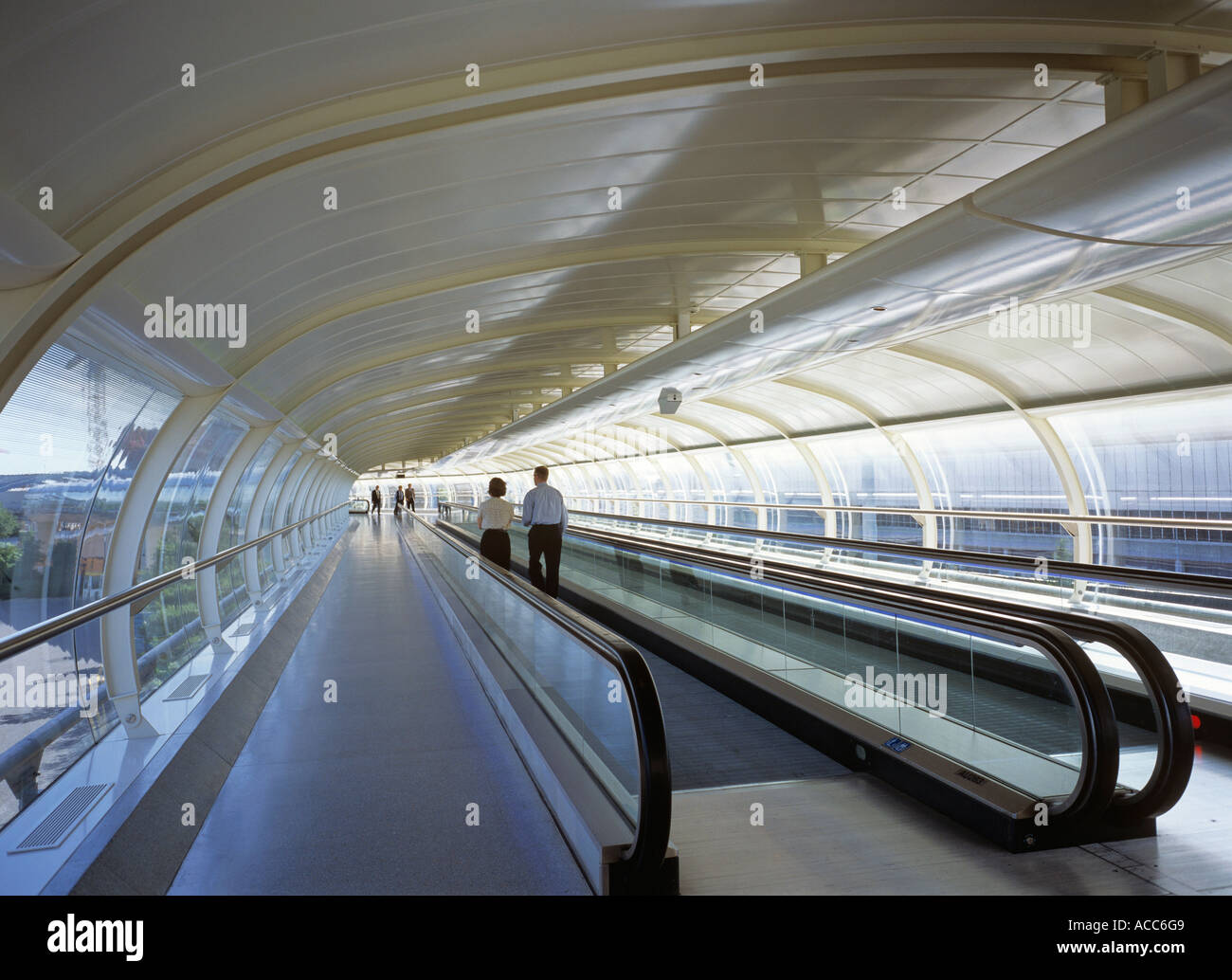 Moving walkway airport hi-res stock photography and images - Alamy