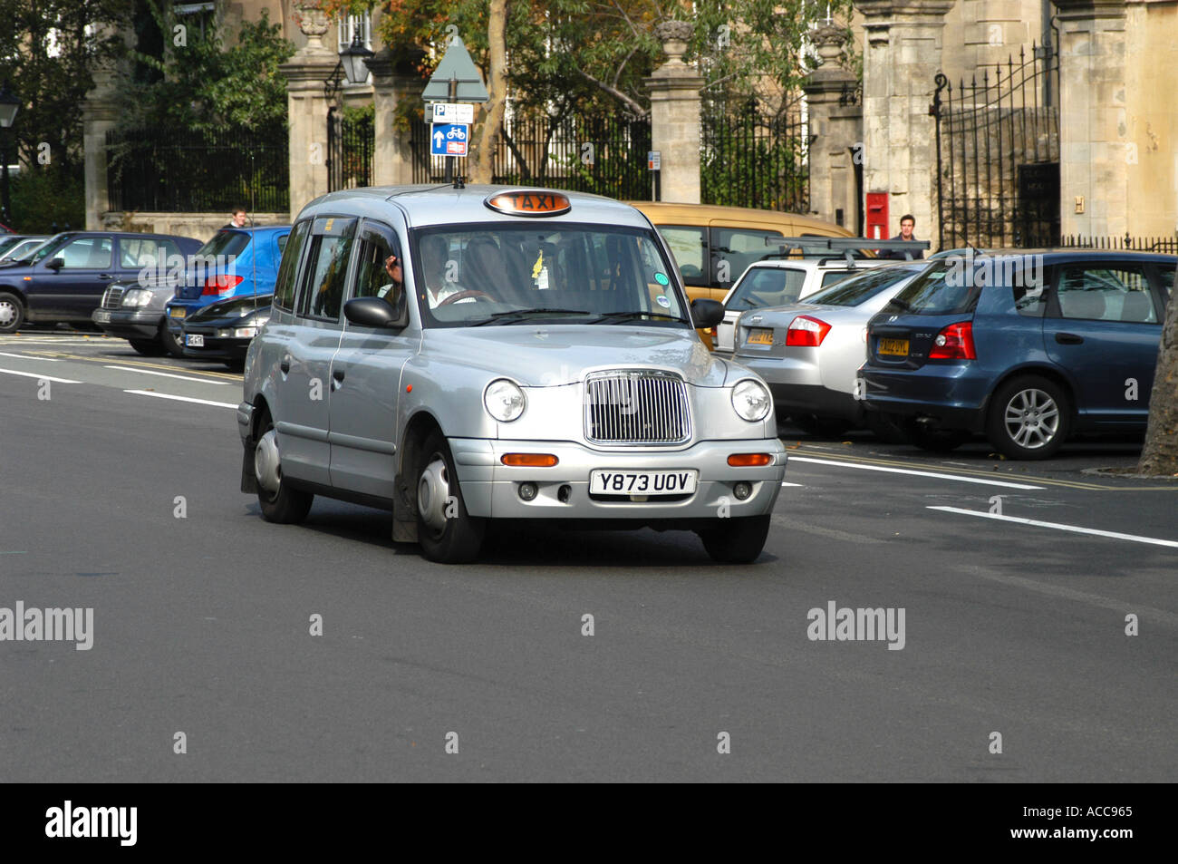 Silver london taxi hi-res stock photography and images - Alamy