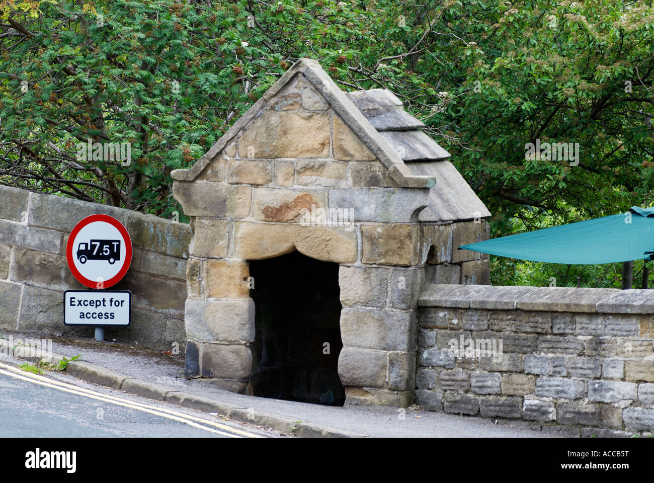 Stone toll booth built into the packhorse bridge in Baslow in ...