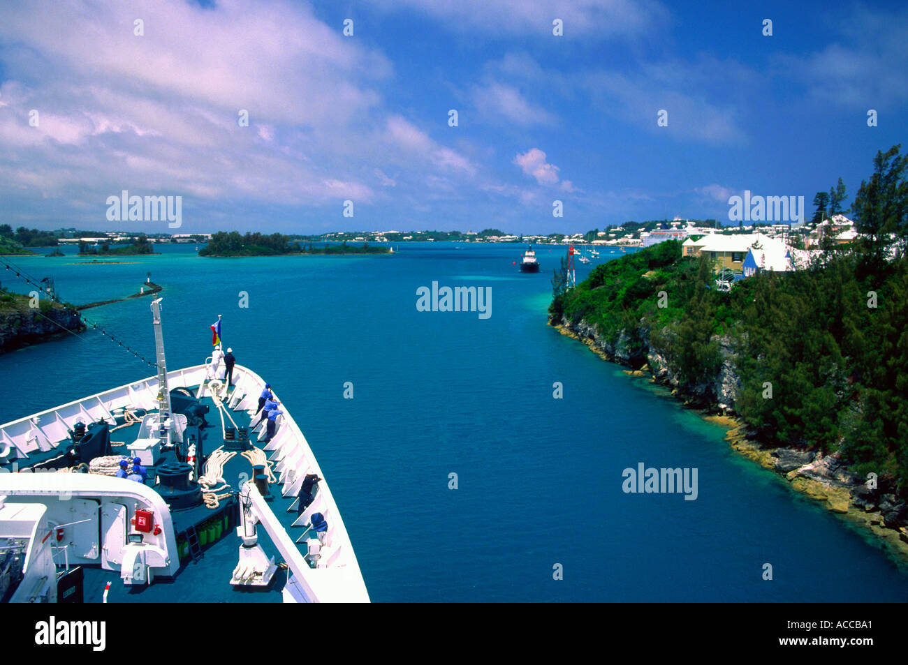 Cruise ship going through the cut entering Bermuda Stock Photo - Alamy