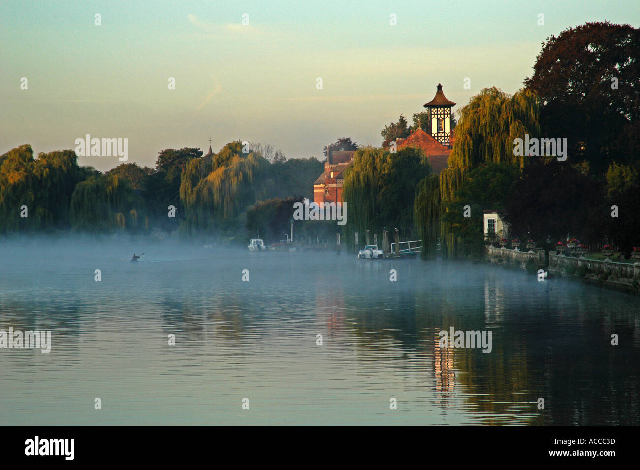 Dawn mist on the Thames Stock Photo - Alamy