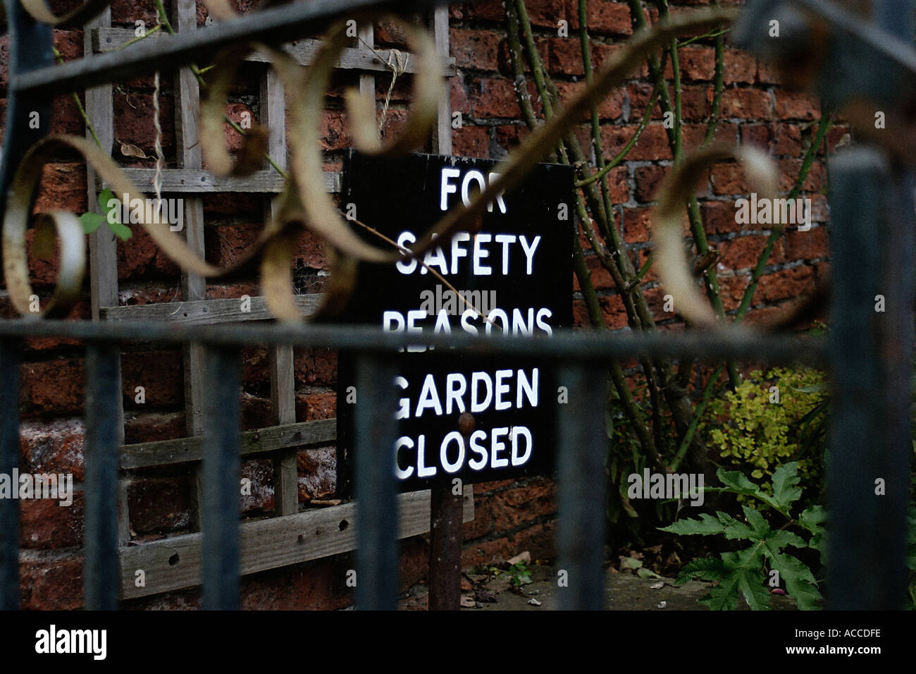 GARDEN CLOSED SIGN SEEN THROUGH IRON GATE Stock Photo - Alamy