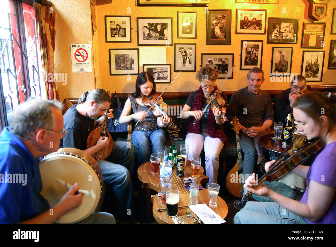 Traditional irish pub interior music hi-res stock photography and ...