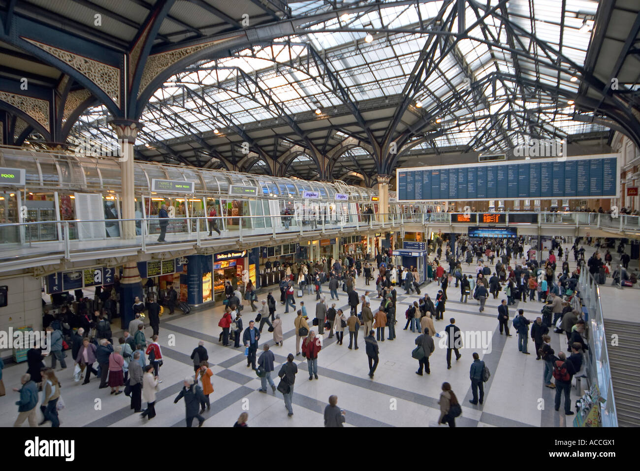 Liverpool Street railway station interior concourse with passengers and ...