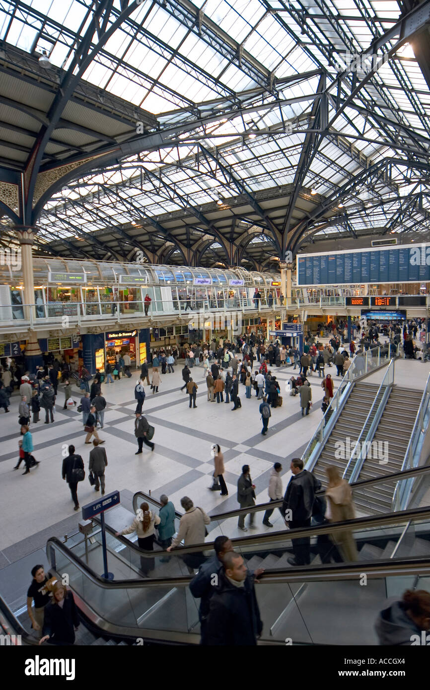 Liverpool Street railway station interior concourse with passengers ...