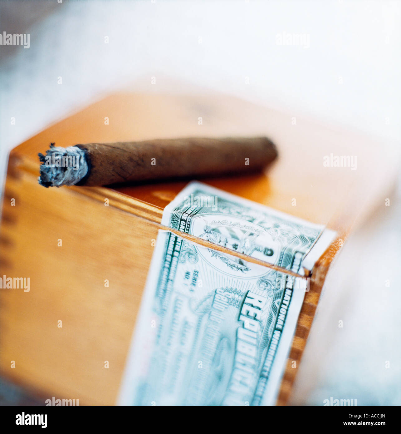 Lit cigar hi-res stock photography and images - Alamy