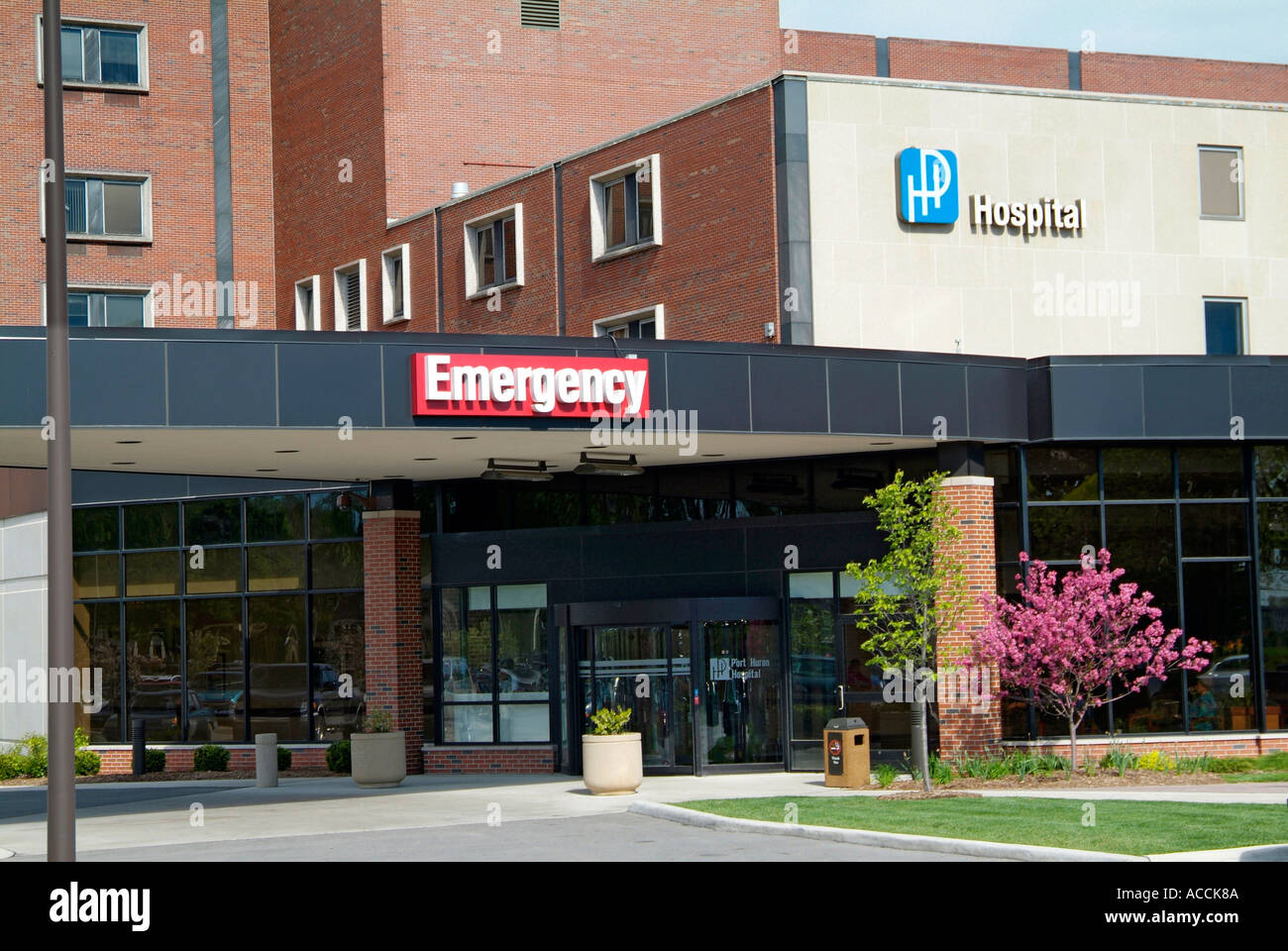 Exterior of Hospital emergency room Stock Photo - Alamy