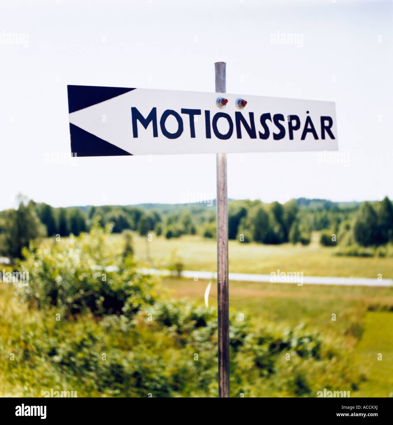 Sign towards runningtrack Stock Photo - Alamy