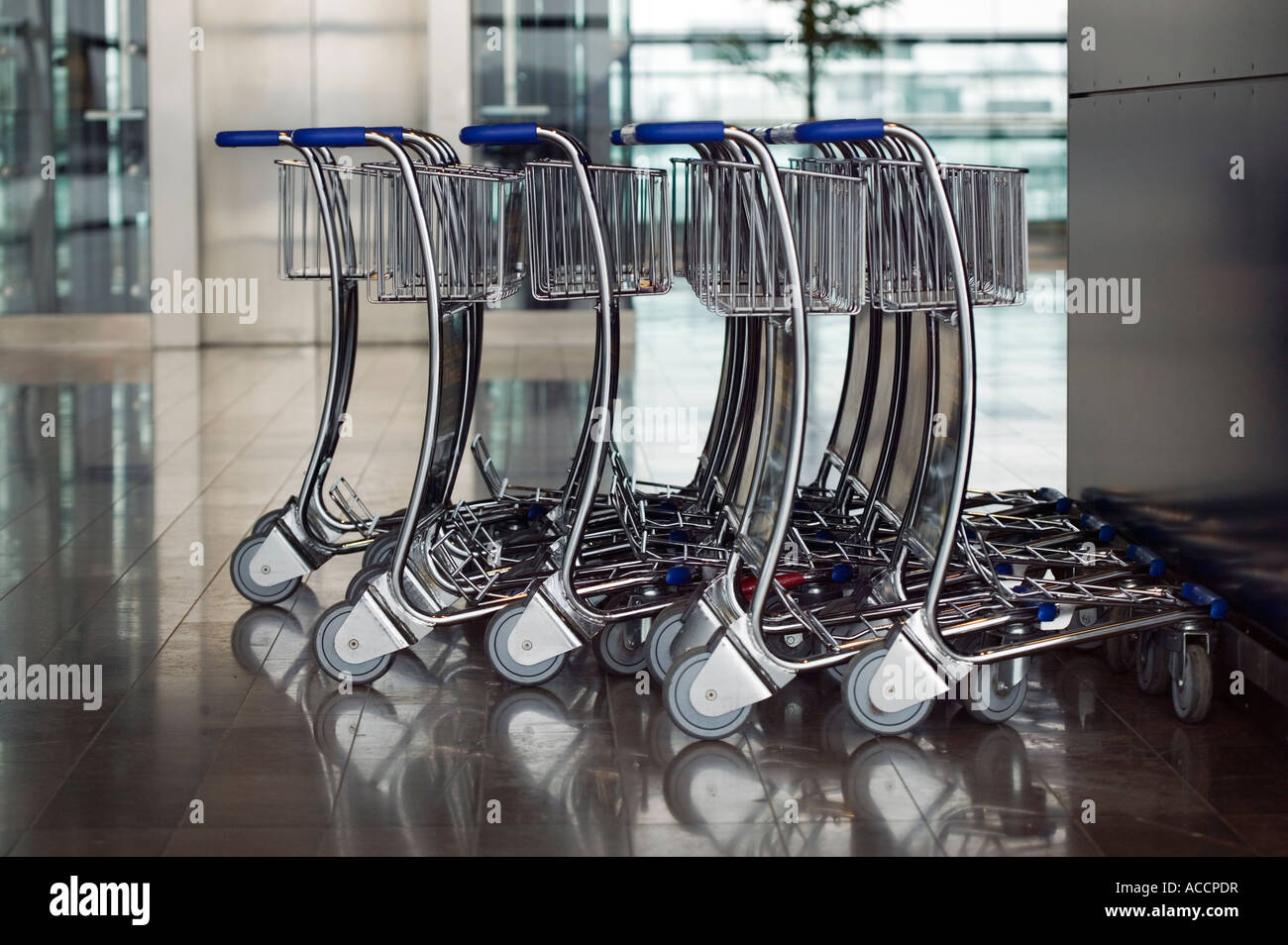 Airport trolley hi-res stock photography and images - Alamy
