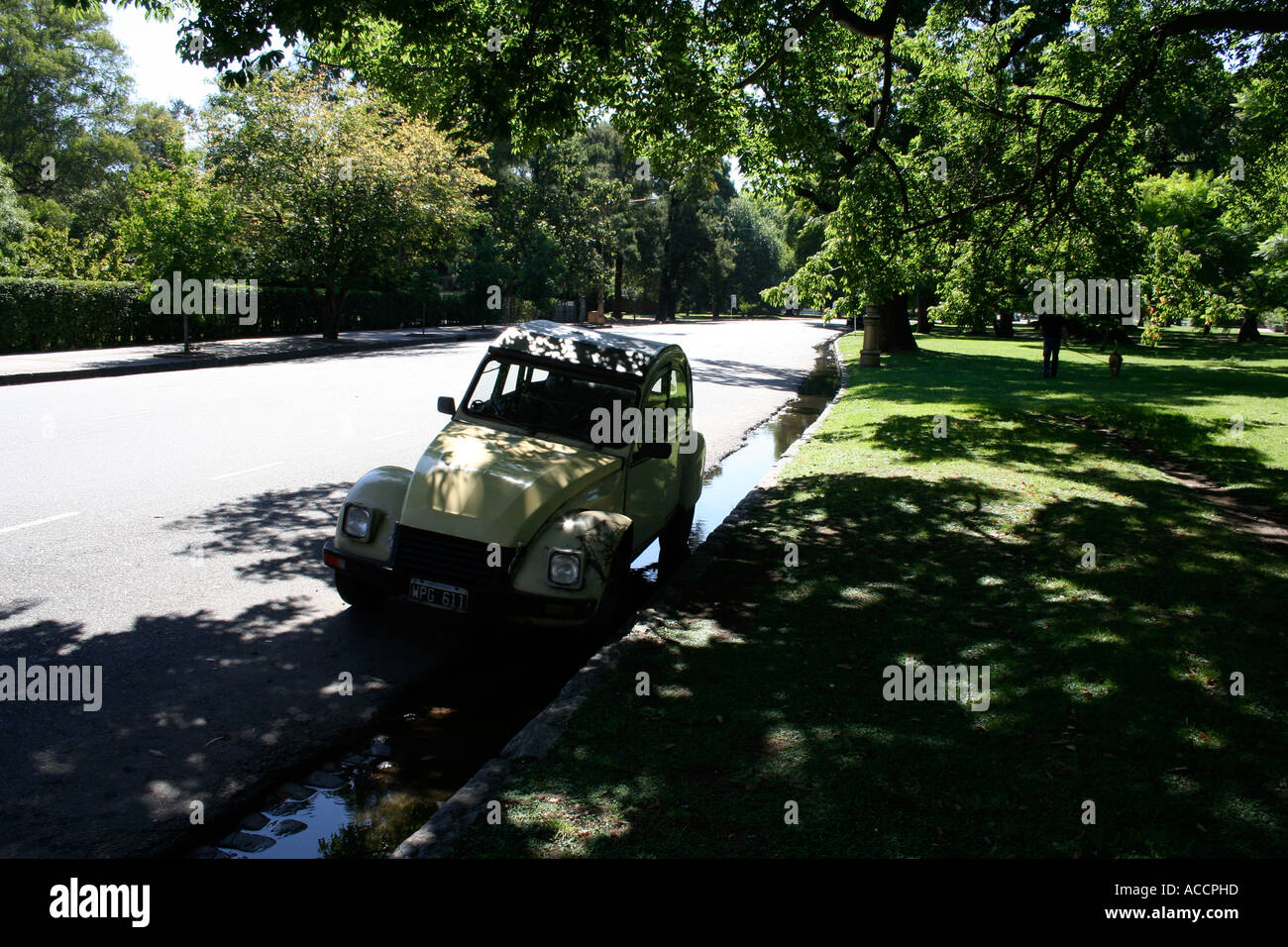 Yellow 2cv buenos aires hi-res stock photography and images - Alamy