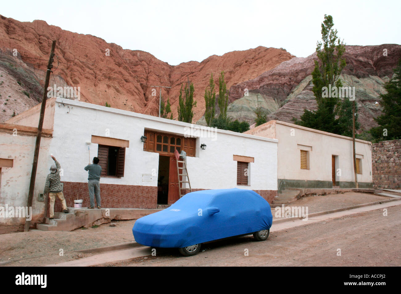 Car under tarpaulin cover hi-res stock photography and images - Alamy