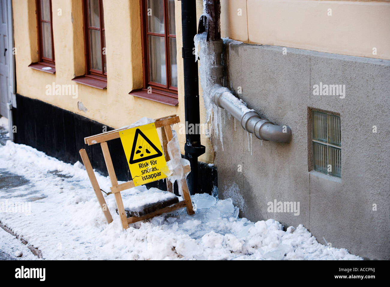 Snow falling from roof hi-res stock photography and images - Alamy