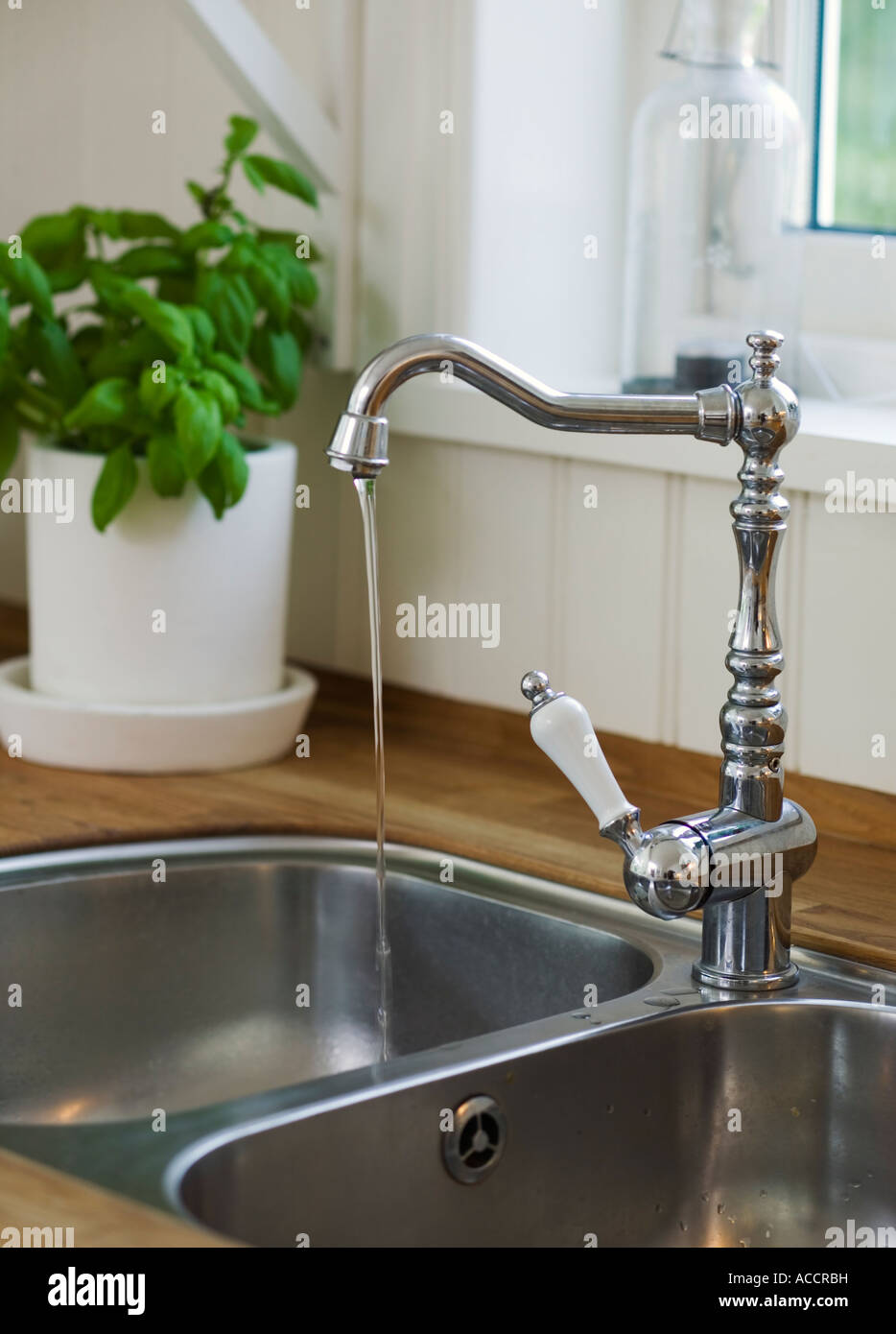 A running tap in a kitchen Stock Photo - Alamy