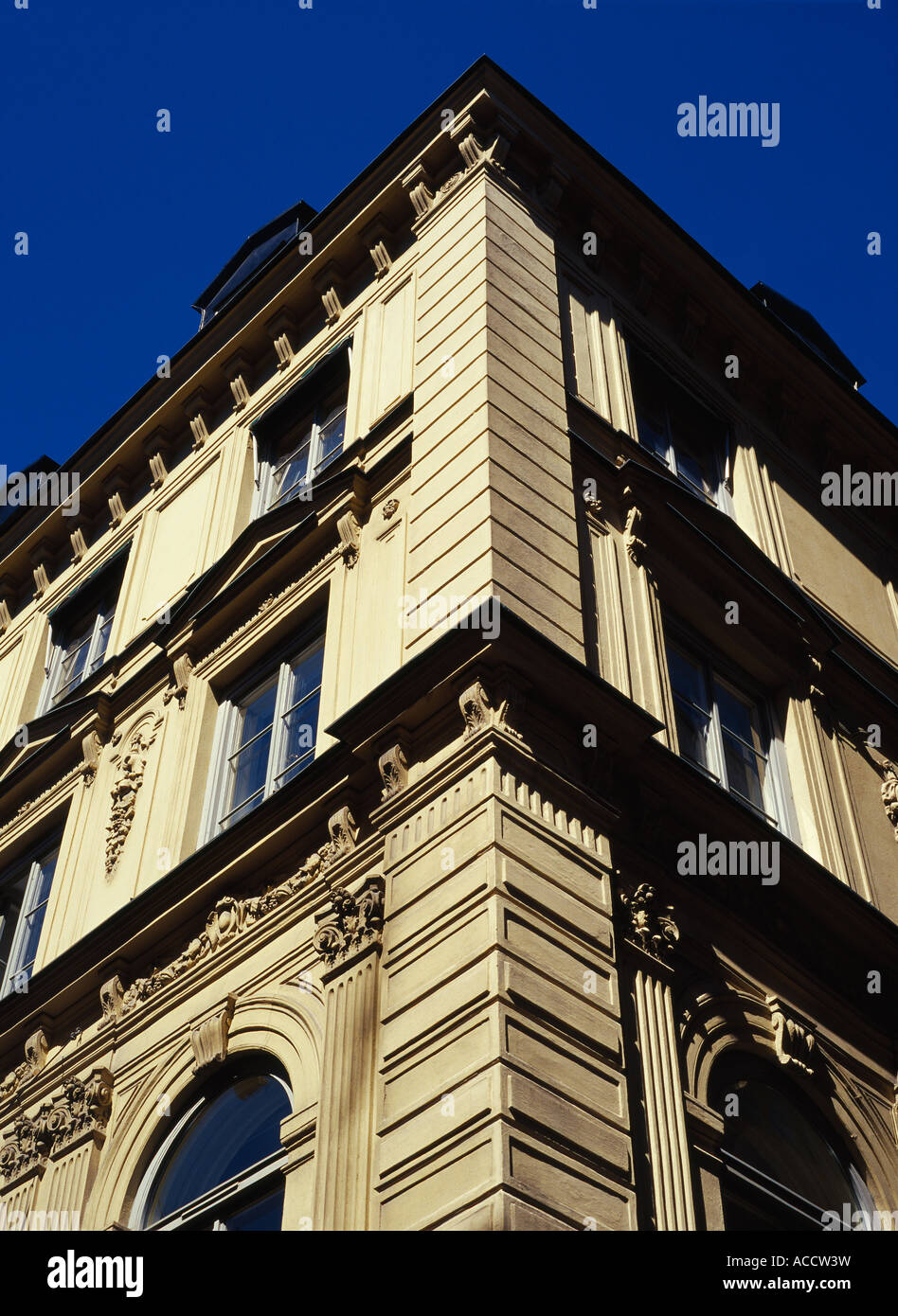 House corner hi-res stock photography and images - Alamy
