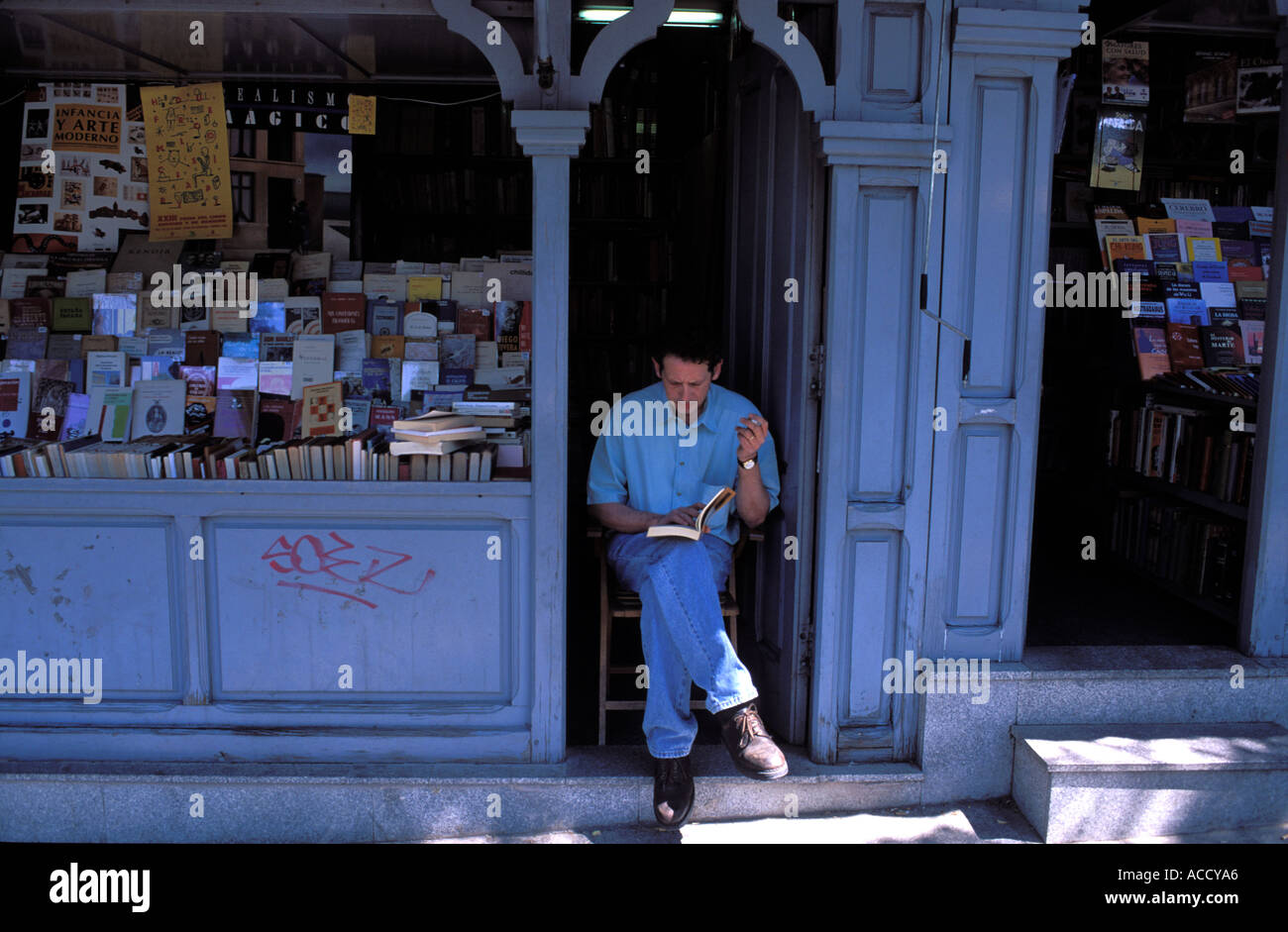 Books madrid hi-res stock photography and images - Alamy