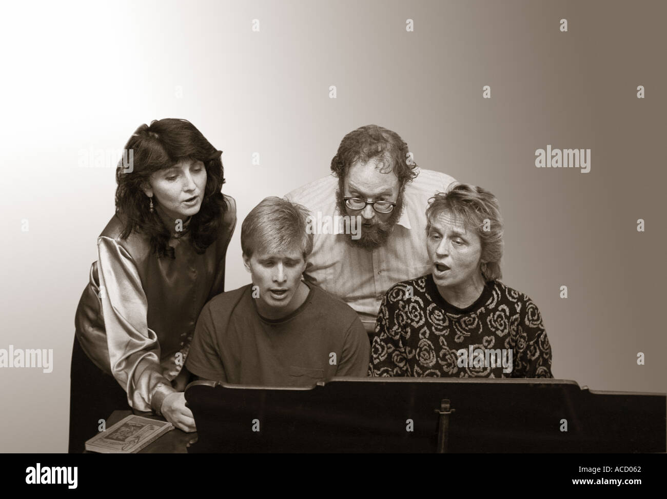 Family singing piano hi-res stock photography and images - Alamy