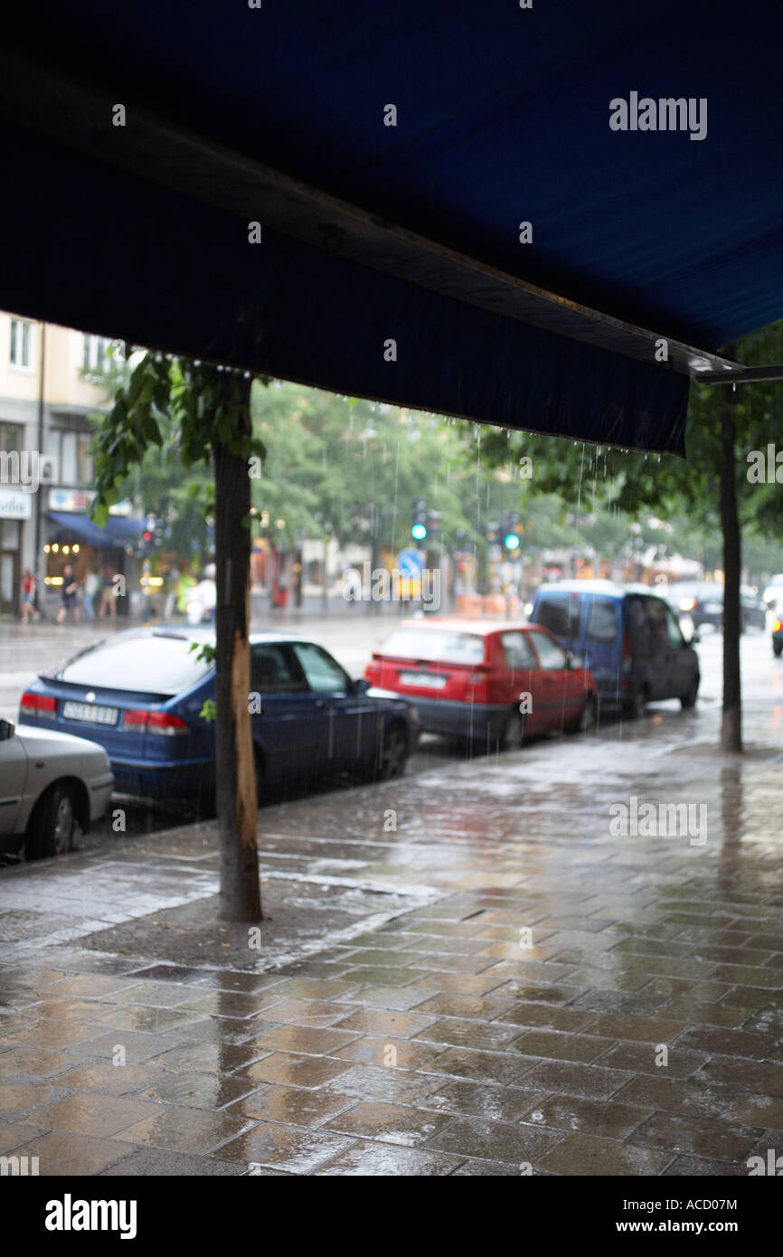 Parked cars in the rain Stock Photo - Alamy