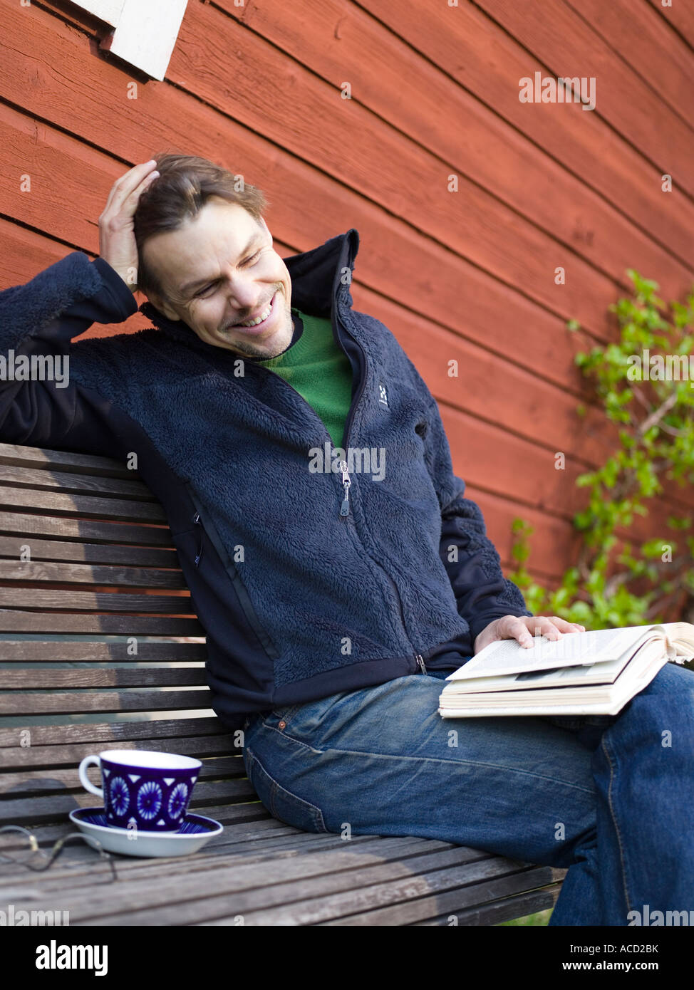 A man reading outside Stock Photo - Alamy