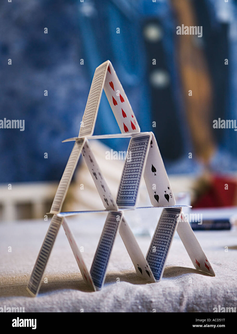 House of cards hi-res stock photography and images - Alamy