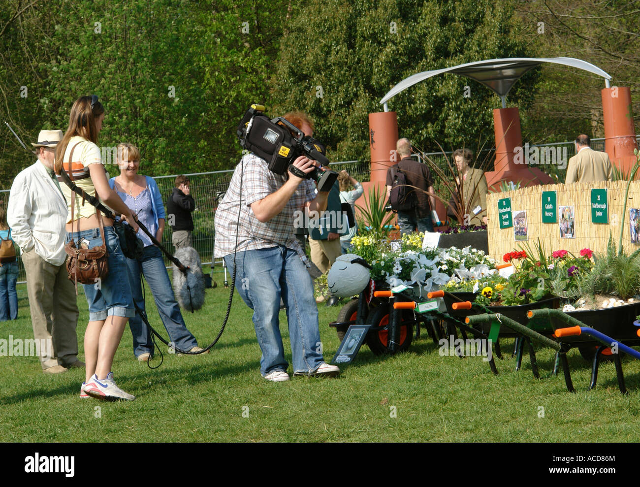 Tv camera crew interviewing people hi-res stock photography and images ...