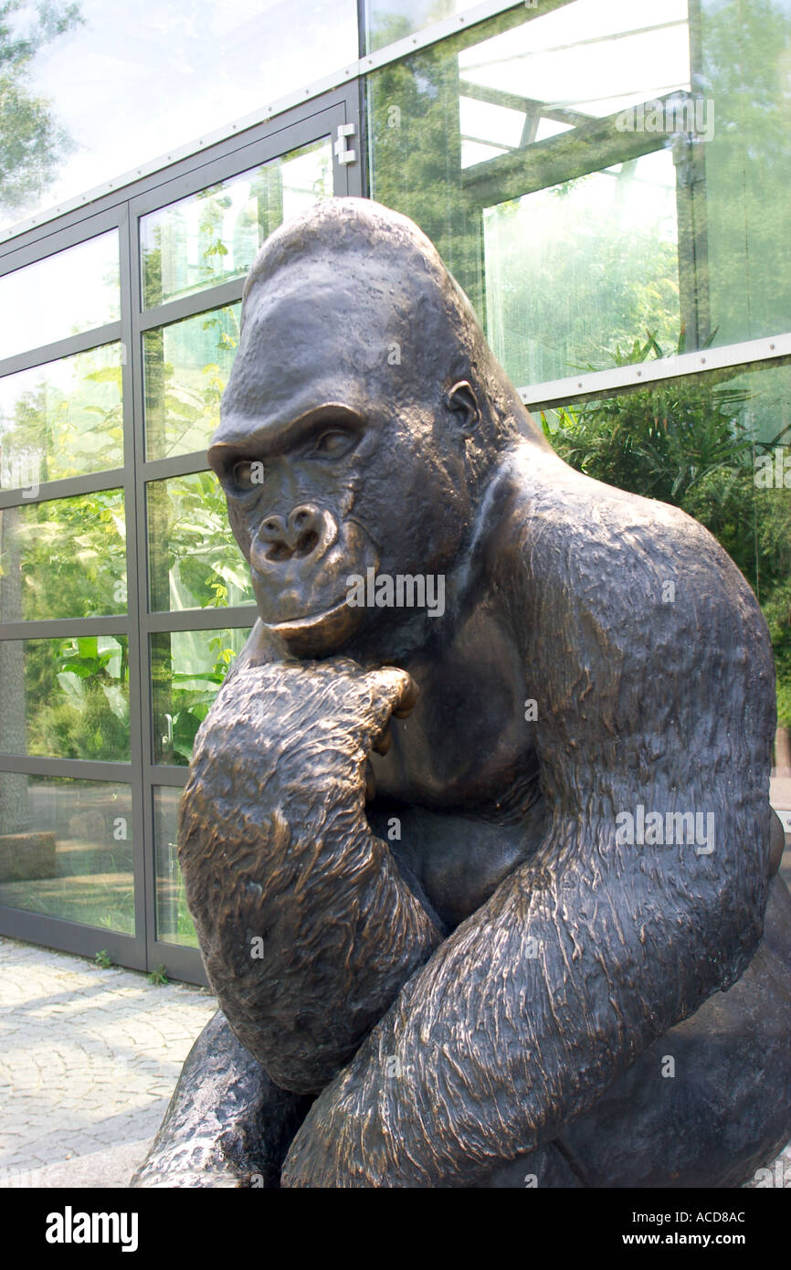 Gorilla Skulptur im Tierpark Hellabrunn München Bayern Hellabrunn zoo ...