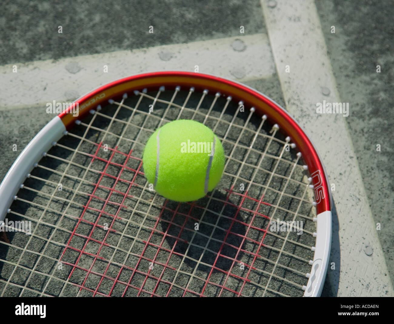 Racket and ball on a tennis court hi-res stock photography and images ...