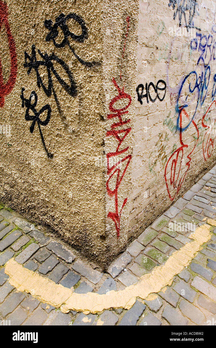 Corner of wall with graffitti and road markings Stock Photo - Alamy