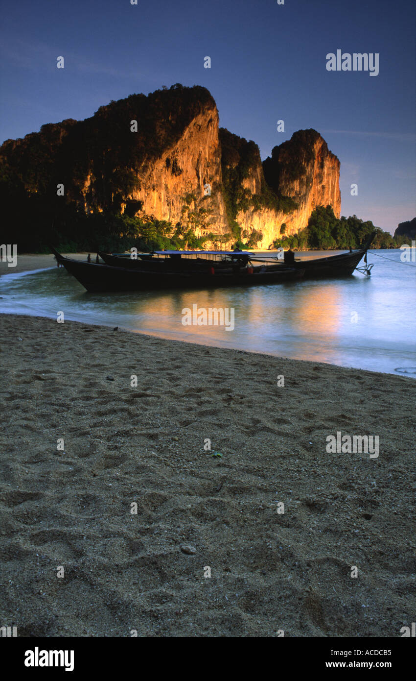 Sunset on limestone towers in Tonsai Bay Phra Nang Peninsula Krabi ...