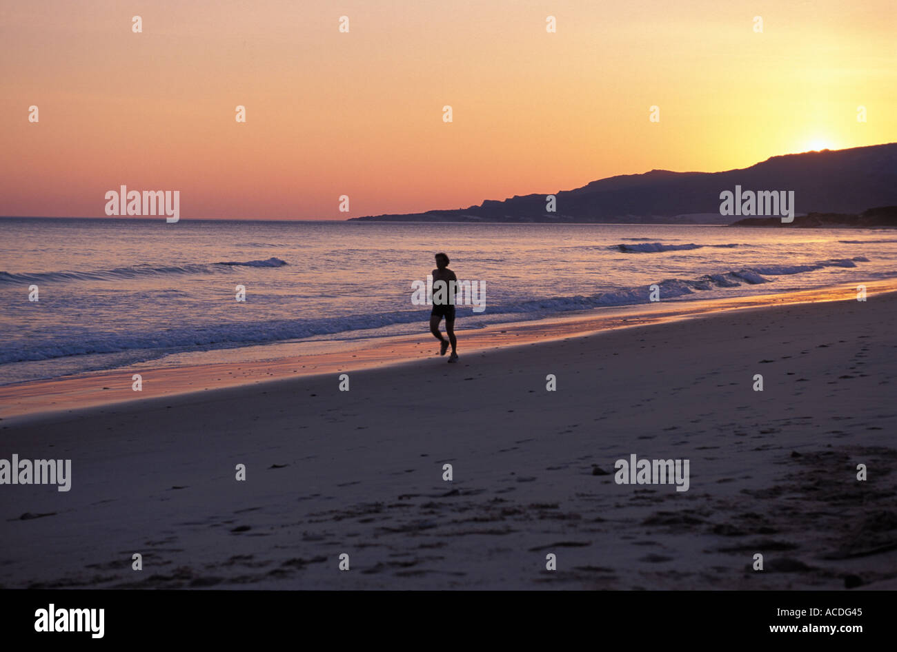 Jogging beach hi-res stock photography and images - Alamy