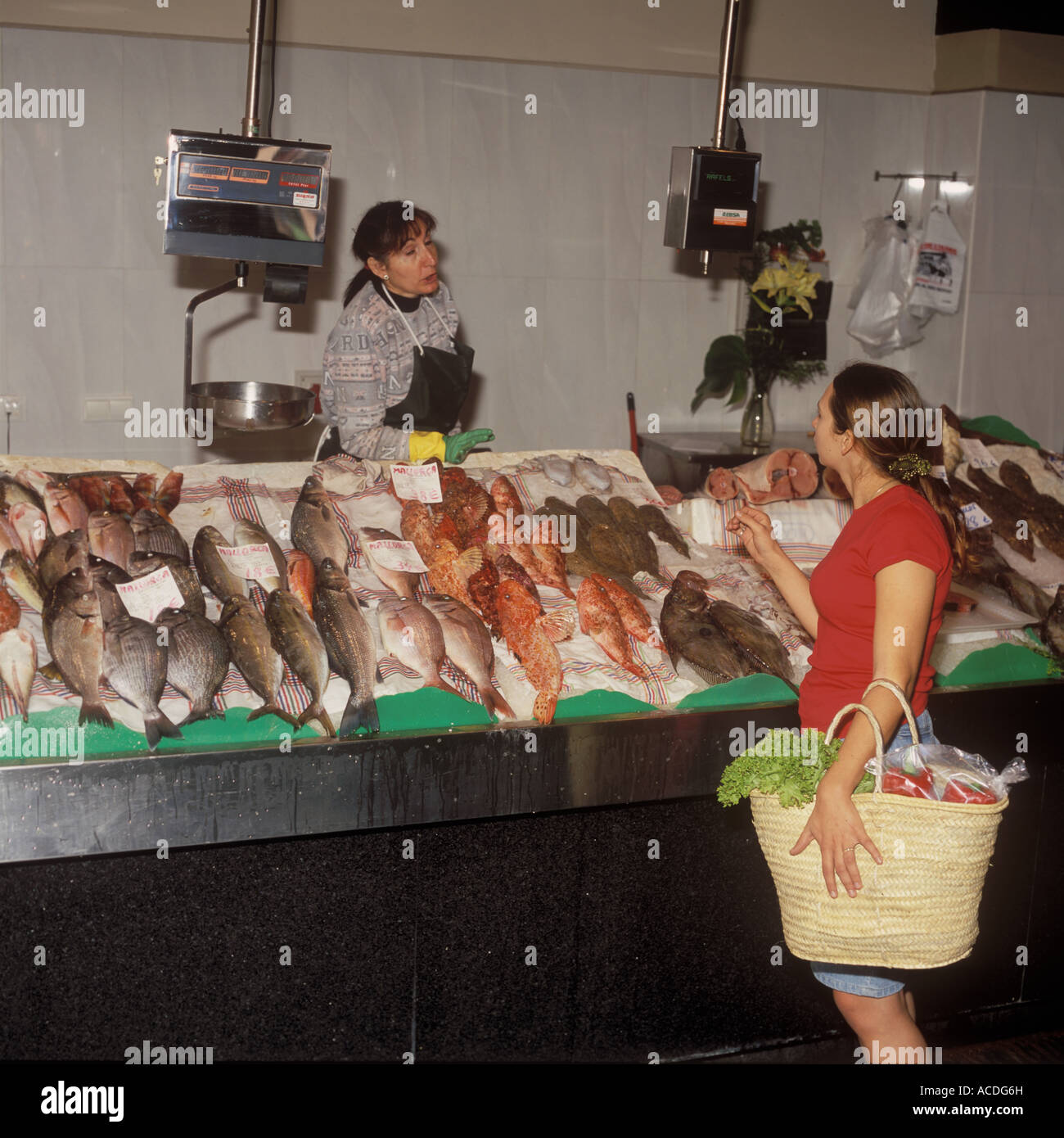 Young lady buying fresh fish at Mercado Olivar Plaza Olivar, Palma de ...