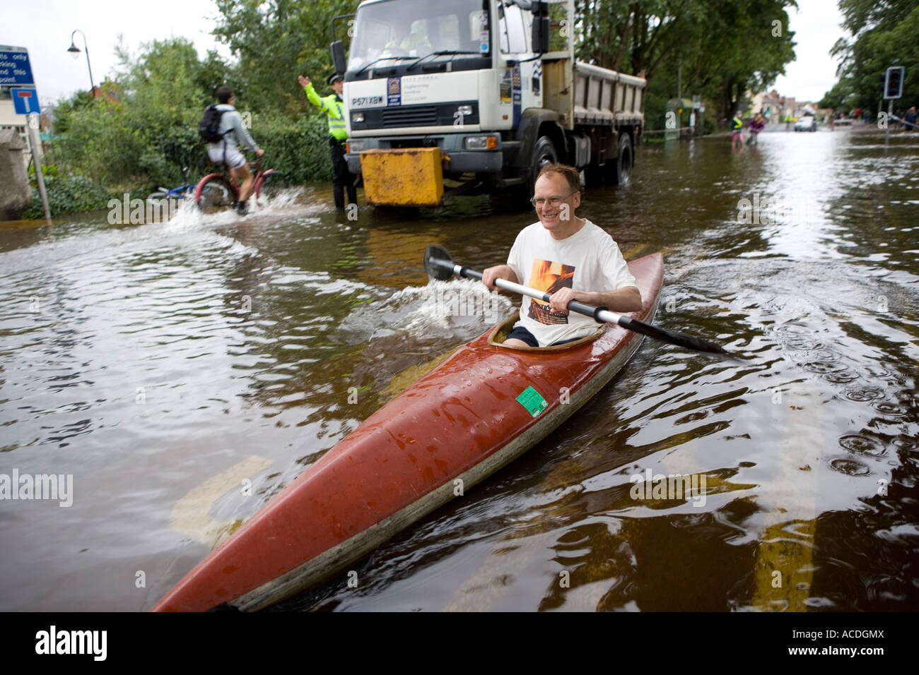 A canoeist in the Botley road Oxford during the floods Stock Photo - Alamy