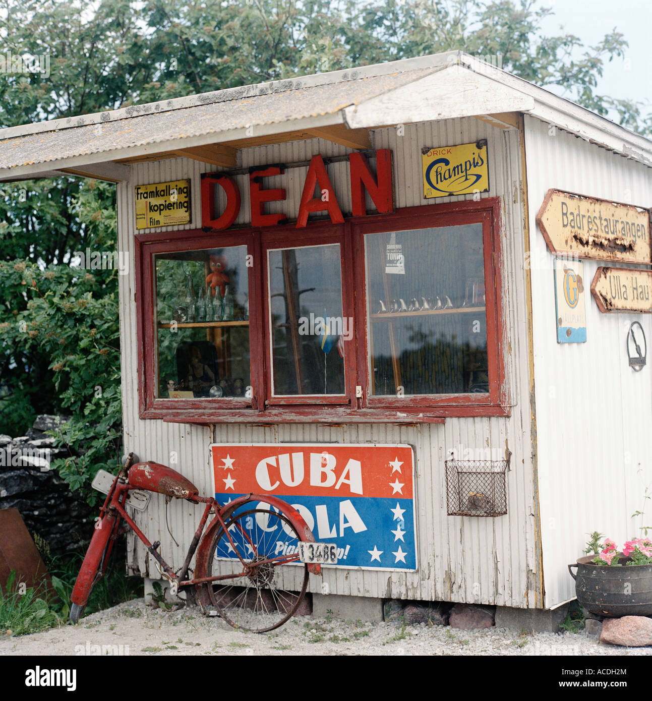 Broken signboard hi-res stock photography and images - Alamy