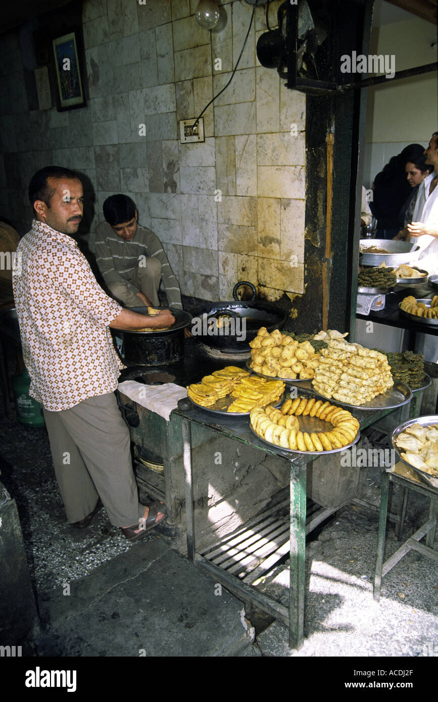 Samosas shop hi-res stock photography and images - Alamy