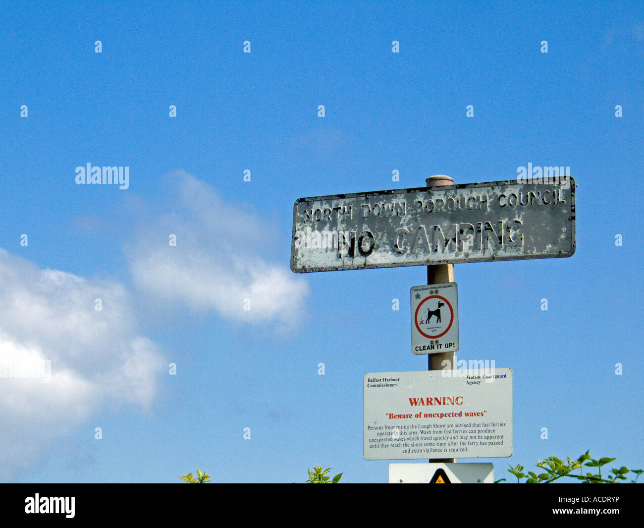 no camping sign post Stock Photo - Alamy