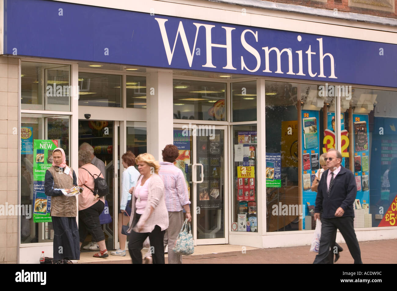 Wh smith shop front hi-res stock photography and images - Alamy