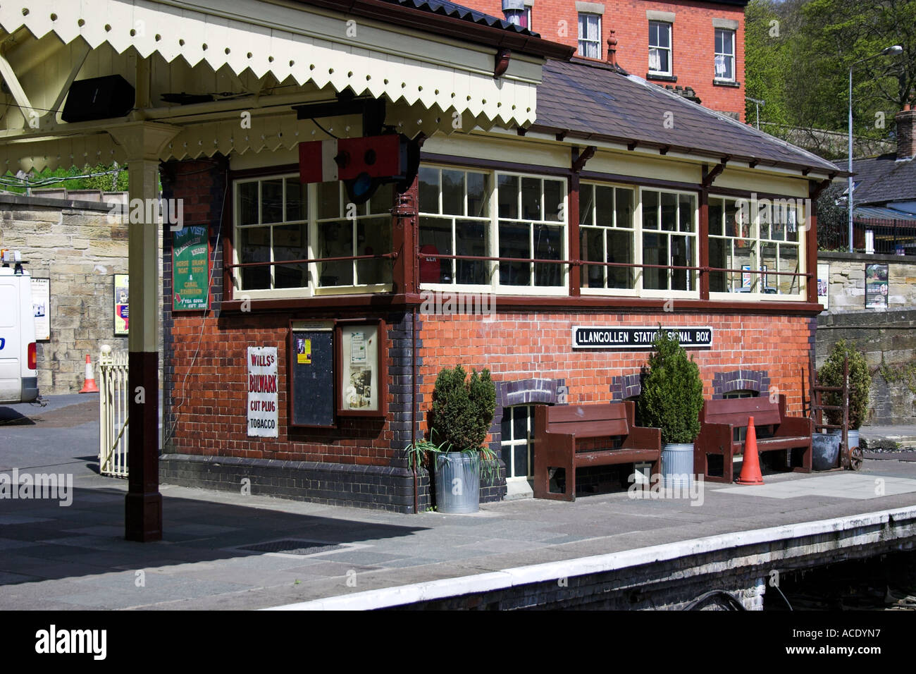 Llangollen station signal box hi-res stock photography and images - Alamy