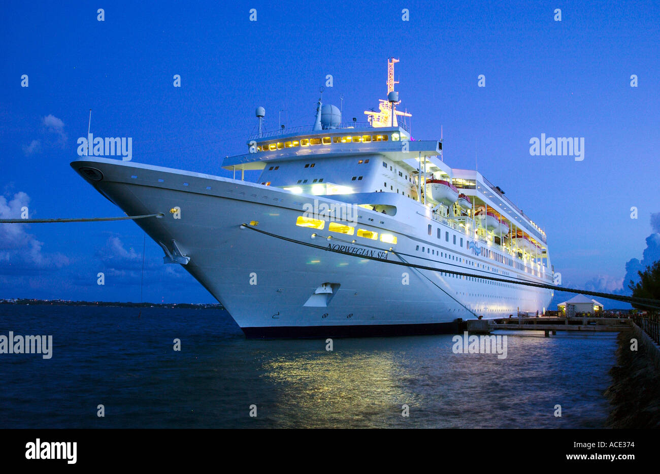 Bermuda cruise hi-res stock photography and images - Alamy
