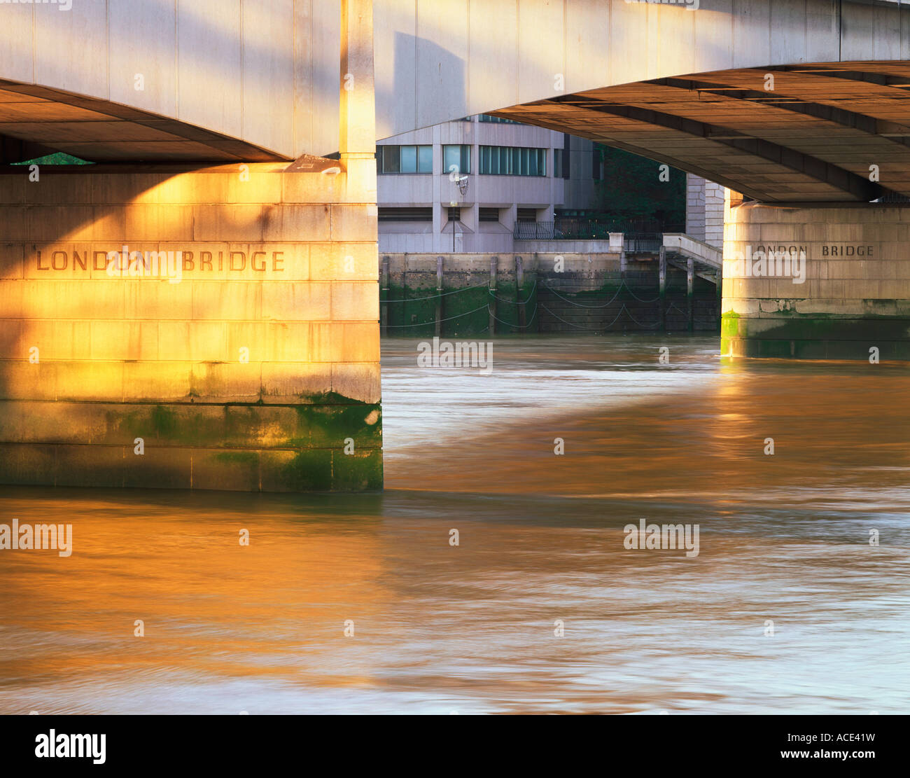 Under the arches of london bridge hi-res stock photography and images ...