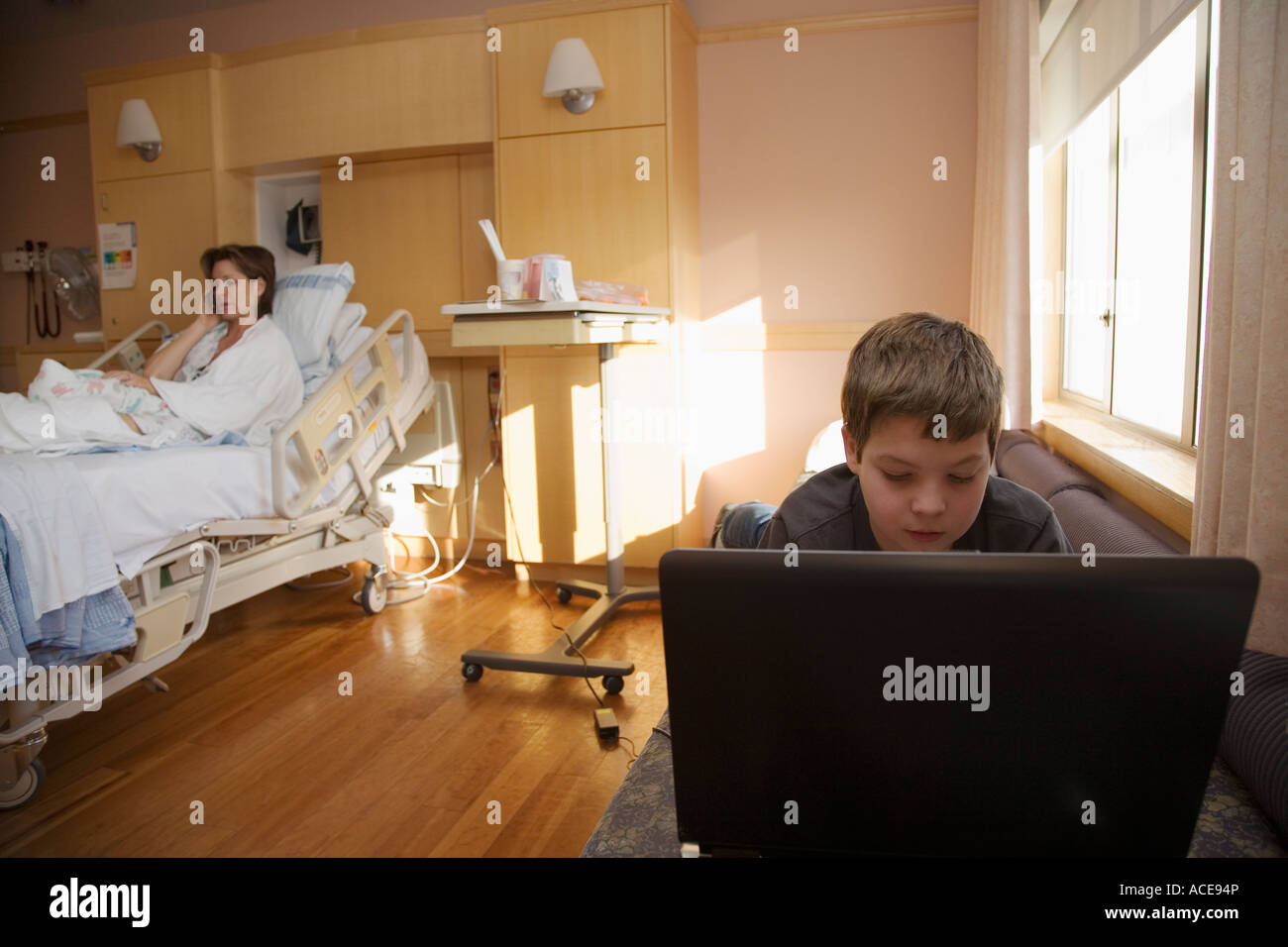 Brother visiting sister in hospital hi-res stock photography and images ...