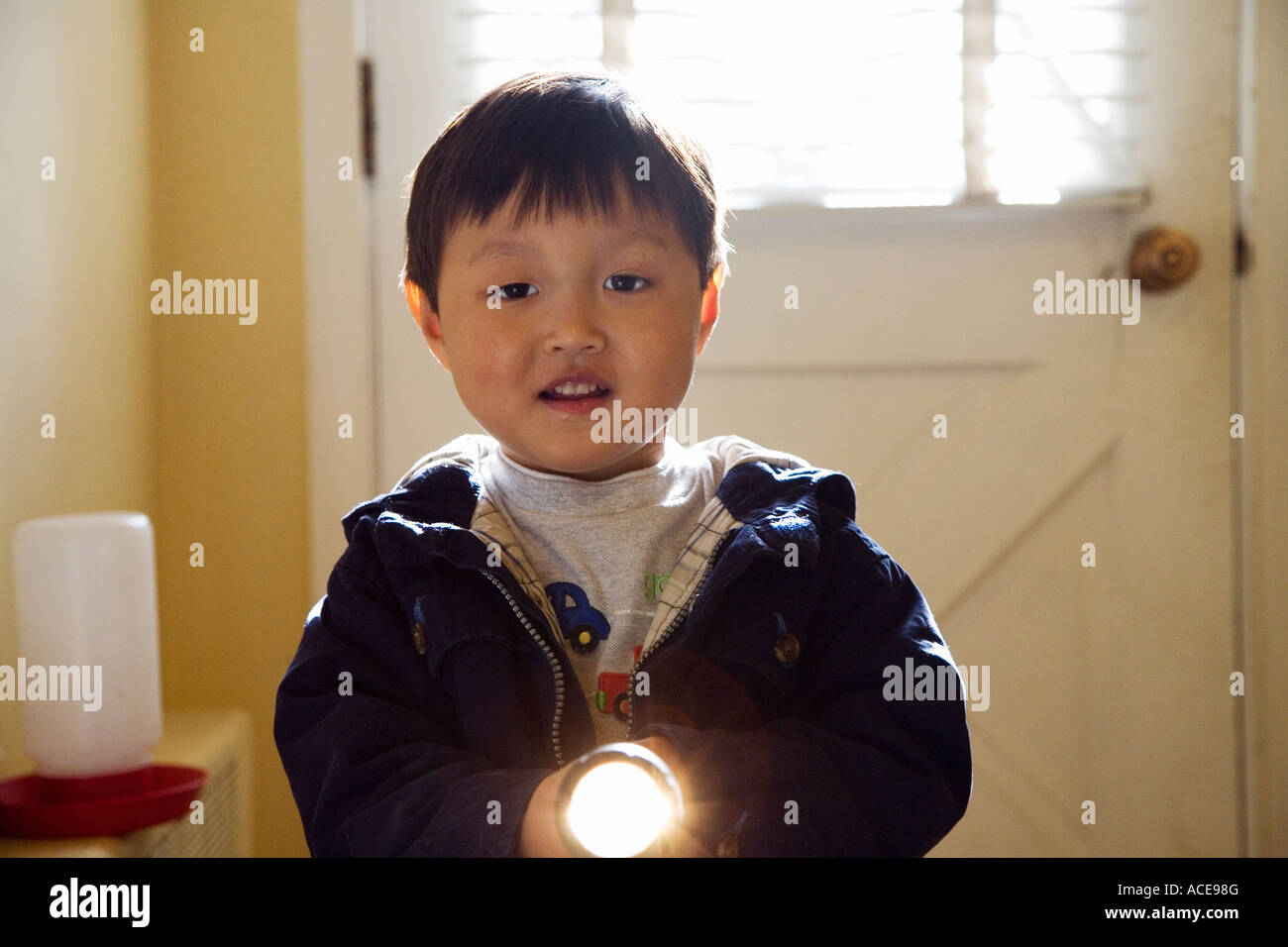 Young boy using a flashlight Stock Photo - Alamy