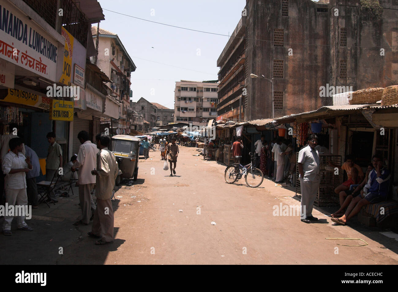 Retail shops and street market in Colaba, Mumbai, India Stock Photo - Alamy