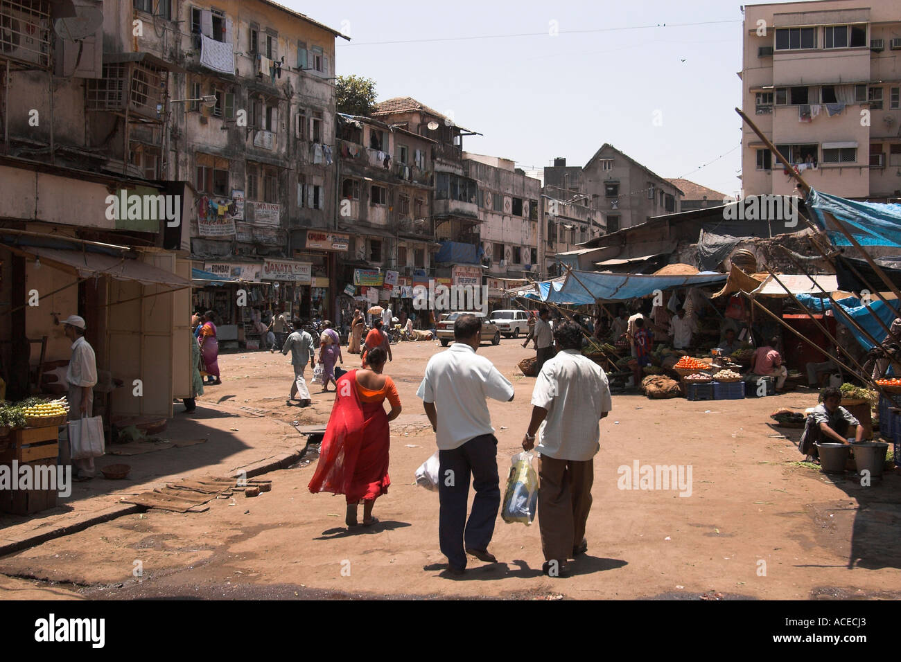 Retail shops and street market in Colaba, Mumbai, India Stock Photo - Alamy