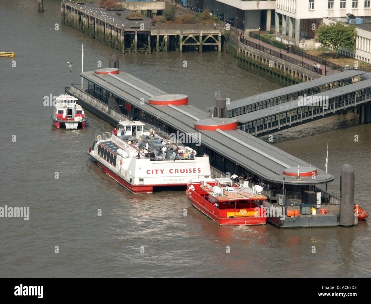 Floating platform london thames hi-res stock photography and images - Alamy