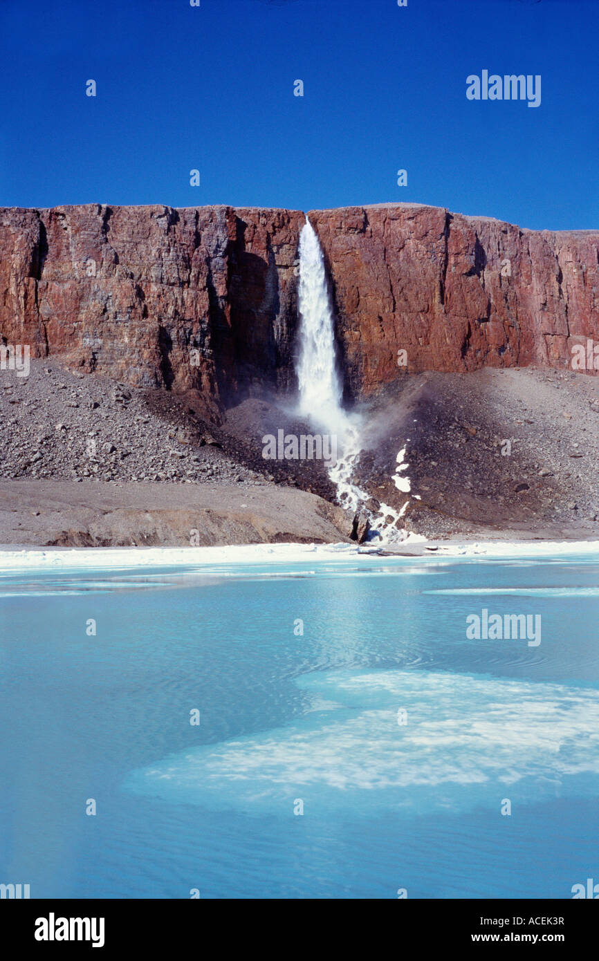 Admiralty Inlet NUNAVUT Source d eau douce chute d eau Stock Photo - Alamy