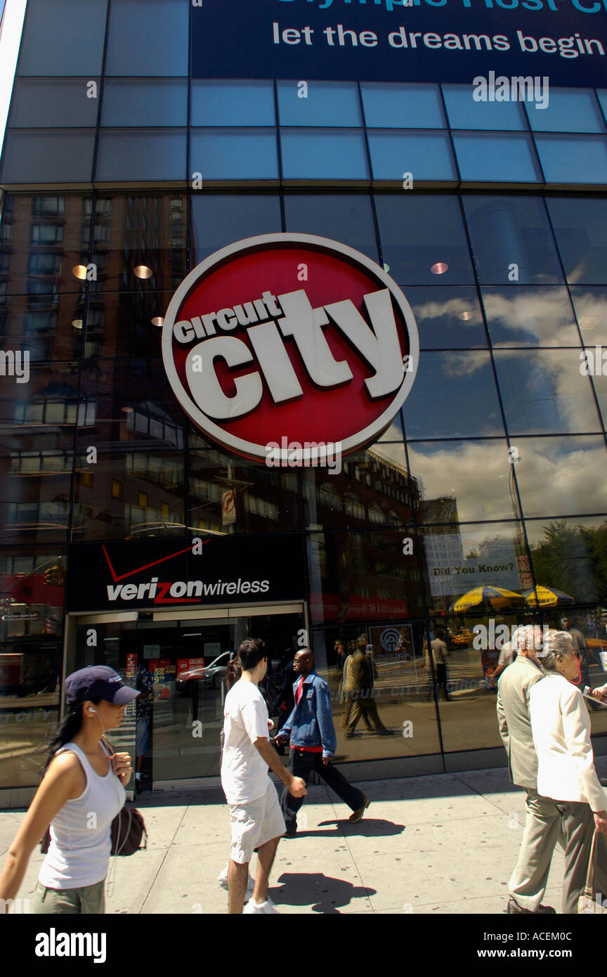 Pedestrians in Union Square pass the Circuit City Electronics store ...